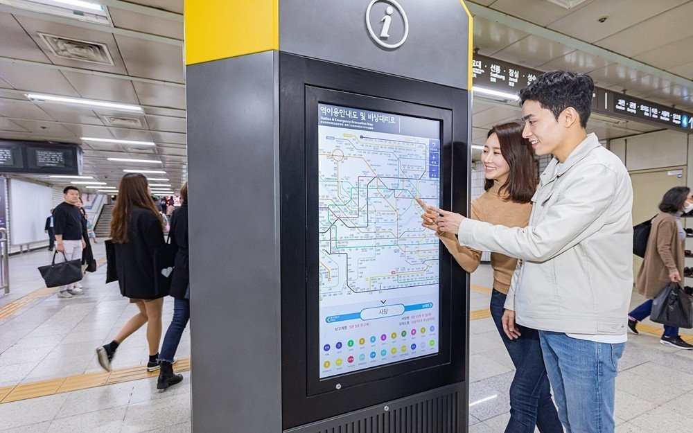 Metro: DooH meets Digital Signage | invidis