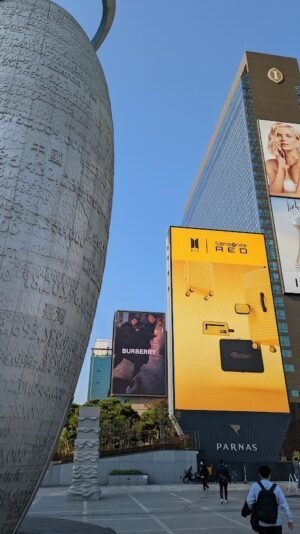 DOOH: Largest Free-Standing LED Screen | invidis