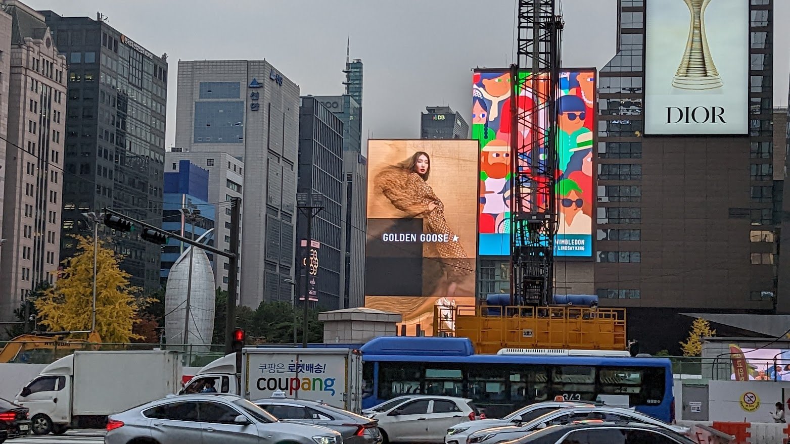 DOOH: Largest Free-Standing LED Screen | invidis