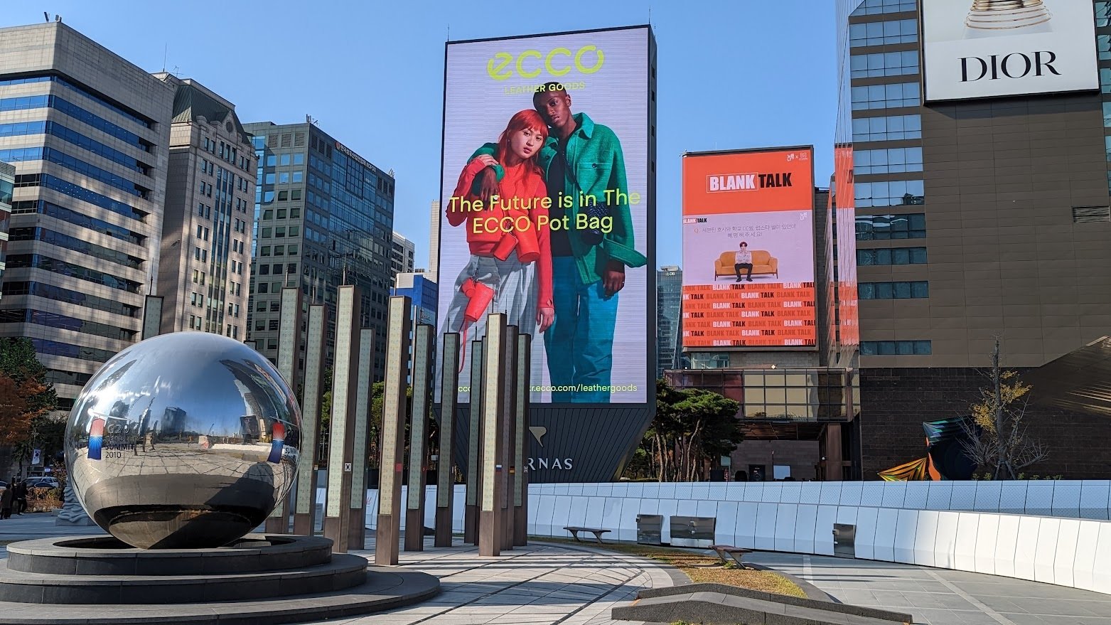 DOOH: Largest Free-Standing LED Screen | invidis