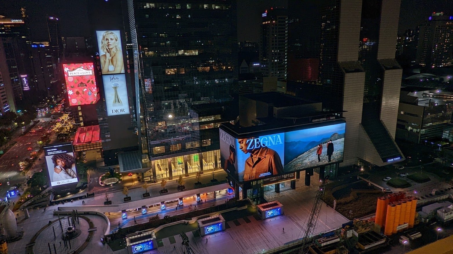 DOOH: Largest Free-Standing LED Screen | invidis