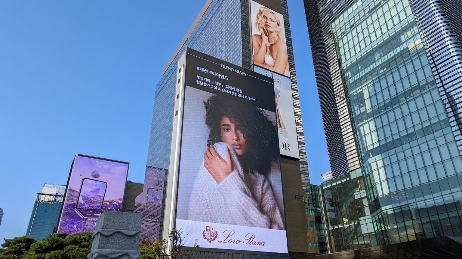 DOOH: Largest Free-Standing LED Screen | invidis