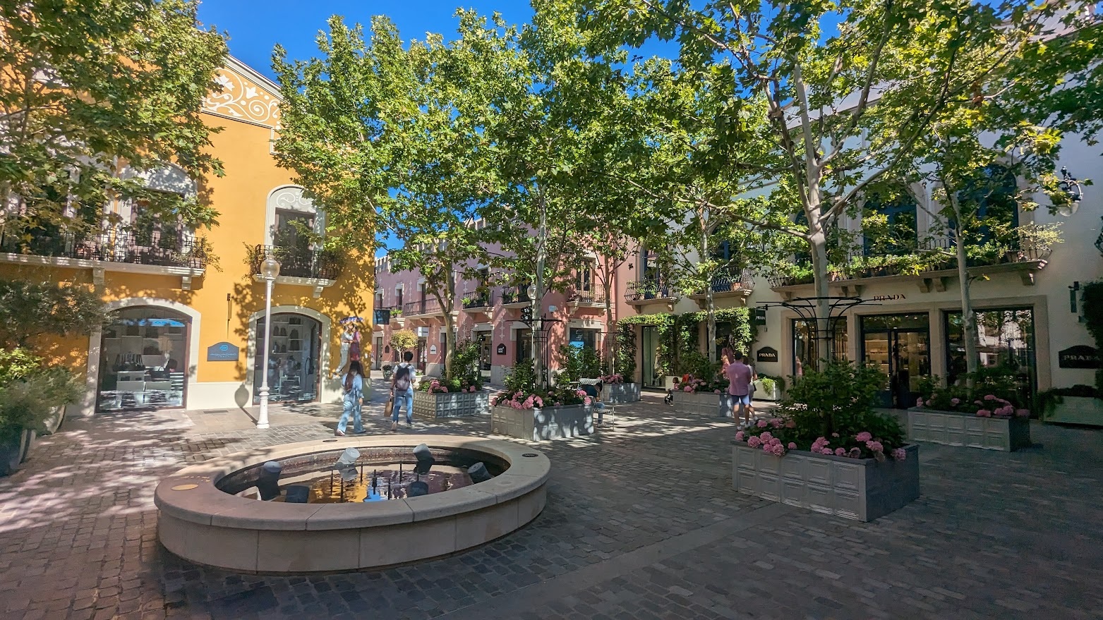 La Roca Village: Most Experience per Sqm | invidis