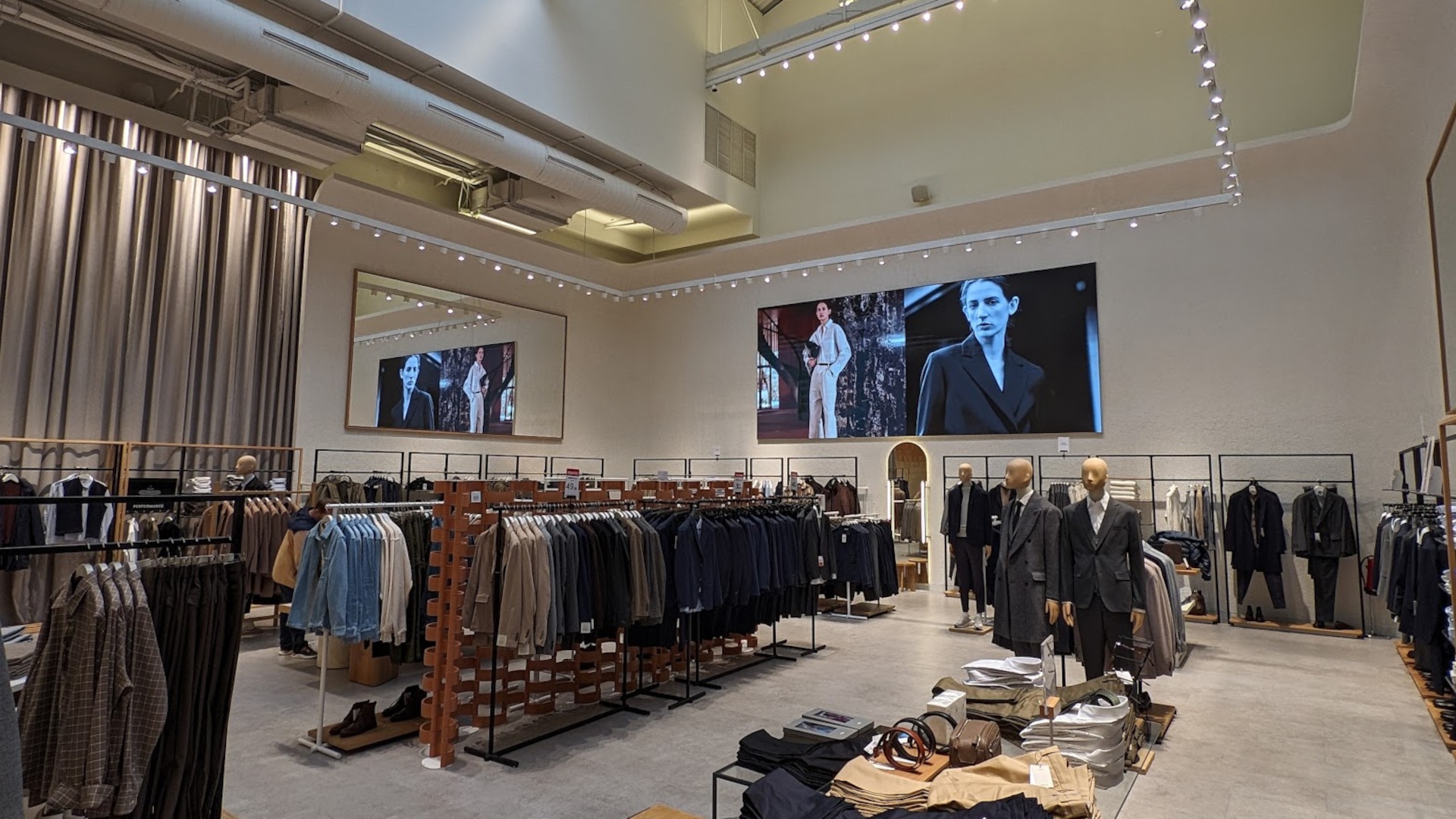 Mango: Minimal signage with big impact | invidis