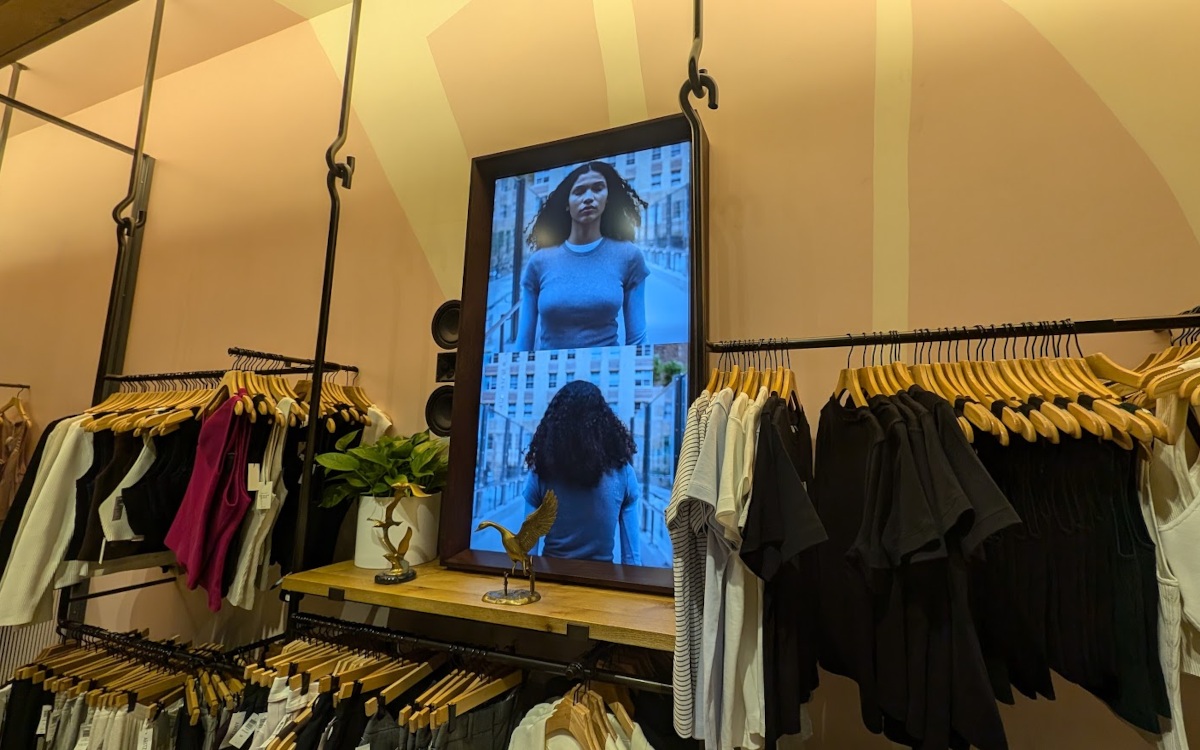Aritzia: Mirrors Meet Signage | invidis