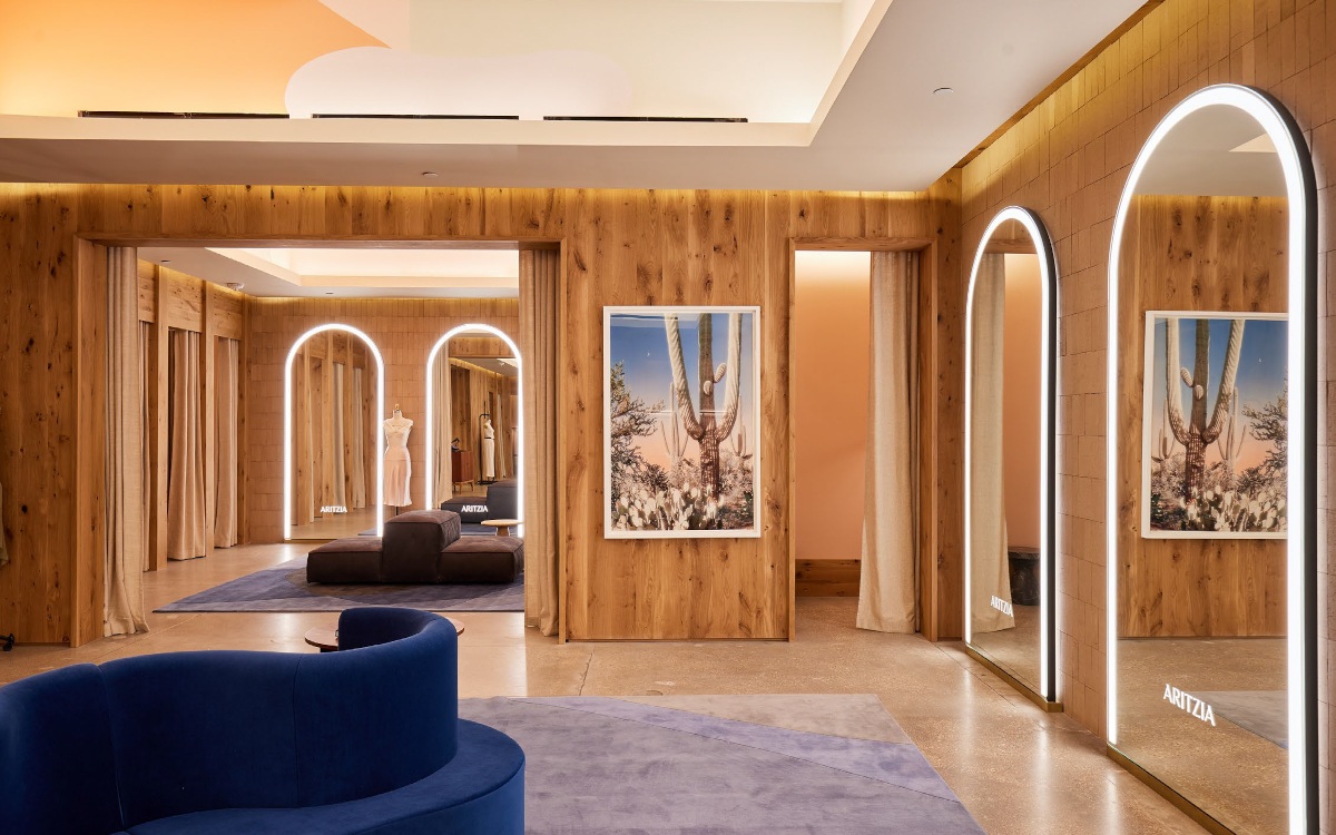 Aritzia: Mirrors Meet Signage | invidis