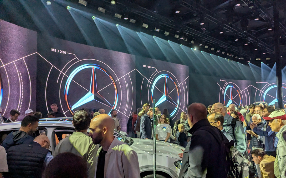 Mercedes-Benz at IAA: A Star-Studded LED Experience | invidis
